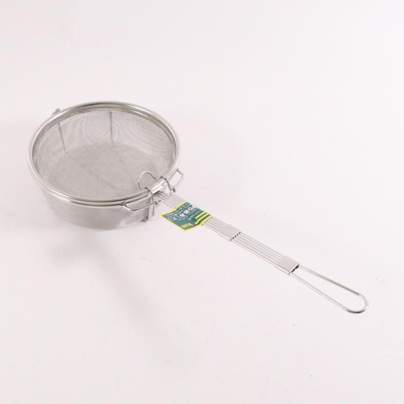 万能な煎り網。材質：18-8ステンレス品番：043061商品コード00490233サイズφ160×柄の長さ235材質18-8ステンレス関連商品(ケース)kan 共柄万能イリ 大 1枚・注意事項：モニターの発色によって色が異なって見える場合が...