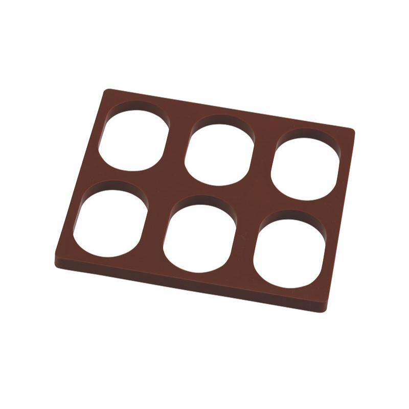 「Dacquoise」とはアーモンド風味のメレンゲを使った焼き菓子。クレーム・オ・ブーレ(バタークリーム)を塗って複数枚を積み重ねる形で使われており、生菓子としても使われていた。小判型の物は日本生まれで、外側がパリッと焼けた表面とは裏腹にふ...