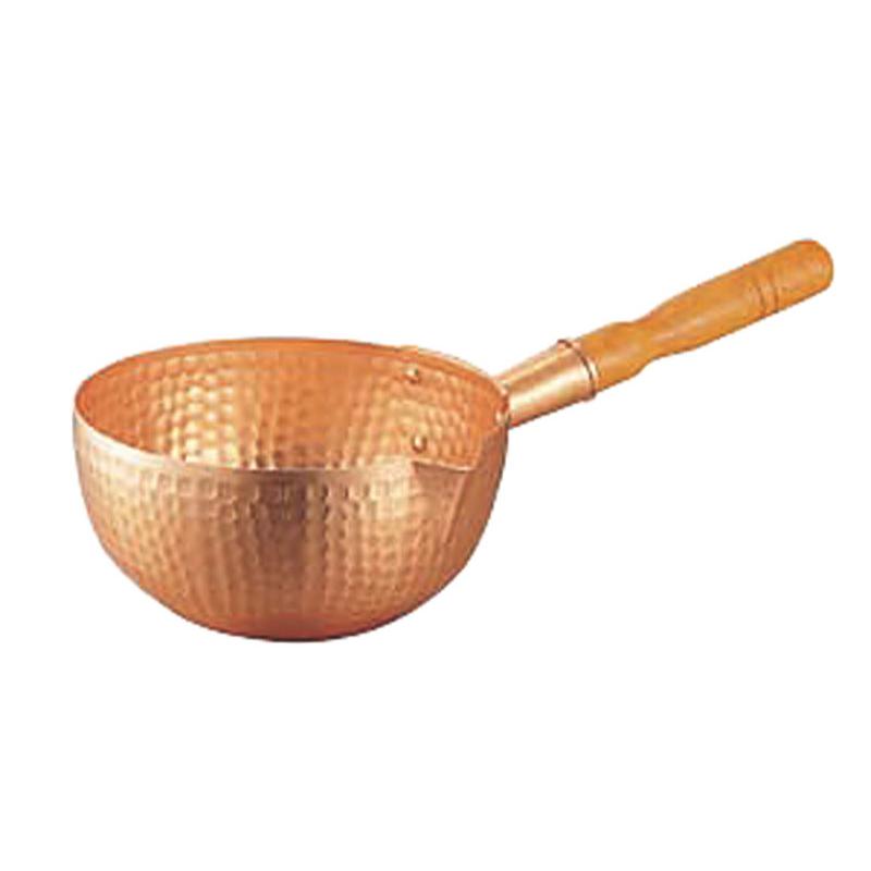 銅は熱伝導率が高く、熱がまんべんなく伝わるので鍋の底にあたる部分と表面に近い部分との間に対流がおき、他の鍋に比べて少ない火力でも調理でき、しかも焦げにくくなるのです。サイズ：φ180×95mm材質：[本体]銅、[柄]天然木容量：満1.95L...