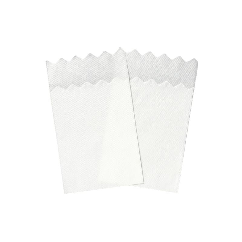 使い捨てのペーパーナプキンです。衛生的な環境と徹底した品質管理を行った製造ラインで、原紙のエンボス加工から製品の梱包までをすべて機械で行っています。使いやすいように段差をつけて折り返しています。フチが連なる山のようにカットされています。サイ...