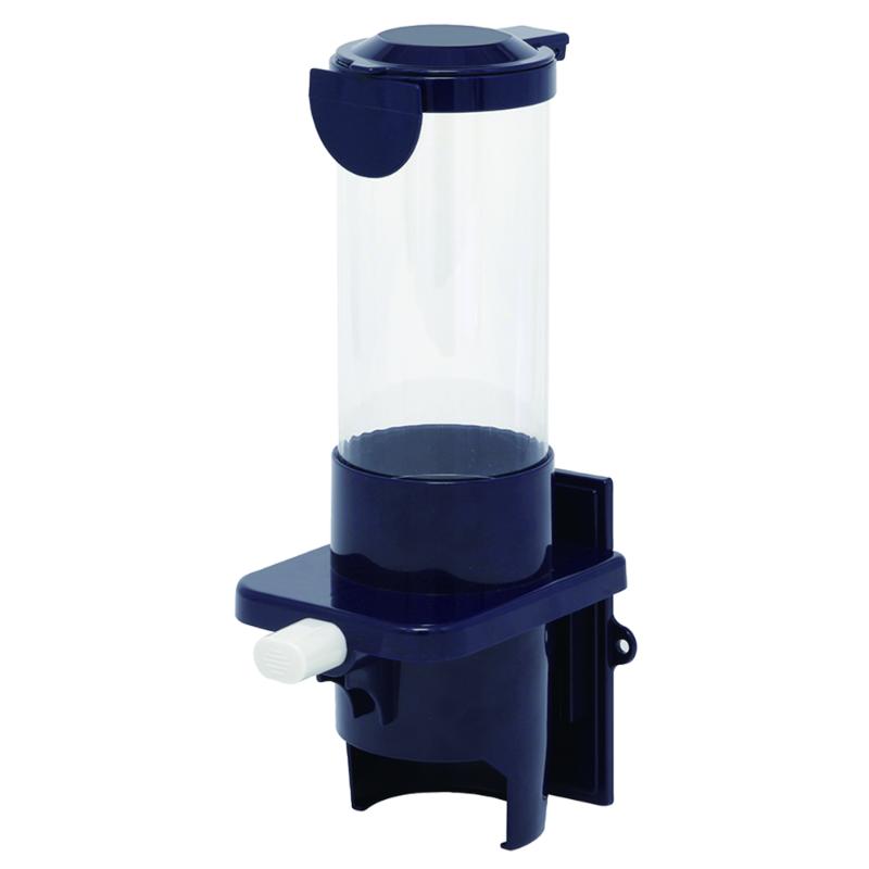 ボタンを押すと紙コップを1つずつスムーズに取り出せるディスペンサー。マグネットタイプで、給茶機や冷蔵庫などにピタッとくっつけられるので、設置も楽々。最大収納量：約50個。※カップは別売りです。サイズ：150×100×300mm商品コード00...