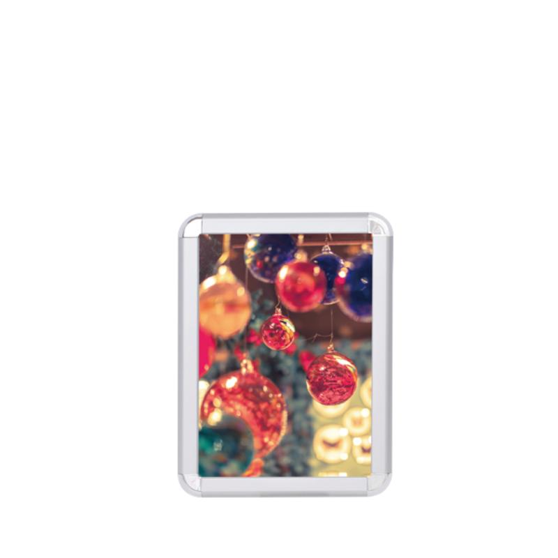 メディアグリップシリーズ25mm幅フレームです。従来品より細いフレームはよりスタイリッシュな印象を与えます。ポスターのセットがしやすい四方開閉式です。※高所又は風の強い場所でのご使用は避けてください。サイズ：338×251mm、[フレーム幅...