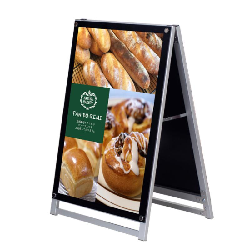 4ケの化粧ビスを外すだけの簡単ポスター交換が可能な商品です。屋外使用も可能です。本体は屋外対応の素材を使用しているので、ポスターに防水加工(ラミネート加工など)を施していれば屋外でも使用できます。完全防水ではないので面板とアクリル板の間に雨...