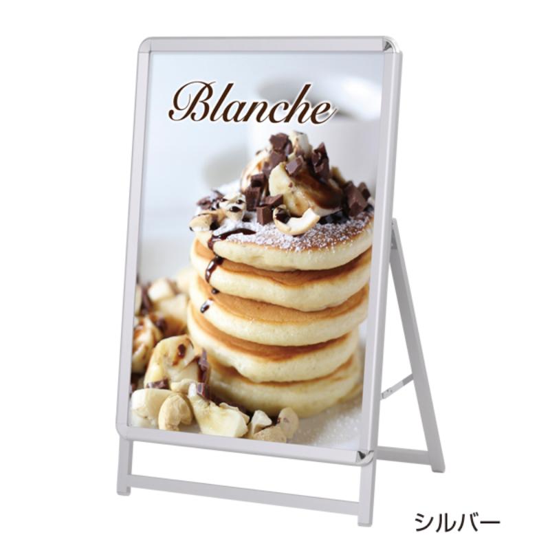 お求めやすい価格と耐久性のある品質で人気のロングセラーポスターフレーム看板です。ポスターの入替えが簡単な四辺開閉式になっております。折りたたみ式でコンパクトに収納可能で、屋外でも設置可能です。※ポスターにはラミネート加工が必要です。サイズ：...