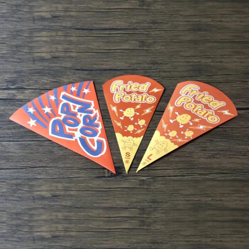 昔ながらの三角袋。地域のお祭りから文化祭、サービスエリアに至るまで、あらゆる場所で幅広くご利用頂いております。サイズ：205×120mm材質：上質紙重量：180g原産国／製造国：日本商品コード00804112メーカー名三和紙工サイズ205×...