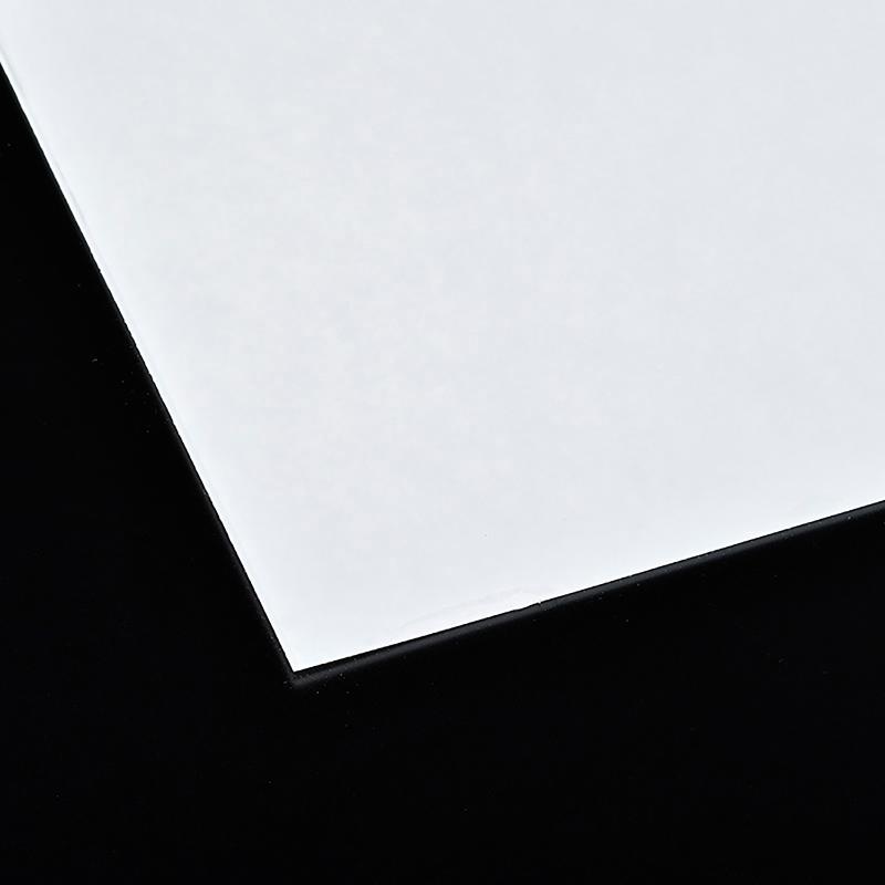 優れた弾性と透明性をもつ、片面にアクリル系粘着剤を貼り合わせたゲルシート。紫外線による変色が起こりません(※粘着剤部分は黄変の可能性有)。高いすべり止め効果があります。可塑剤不使用。ハサミでカットできますが、切りにくくなります。※長期間紫外...