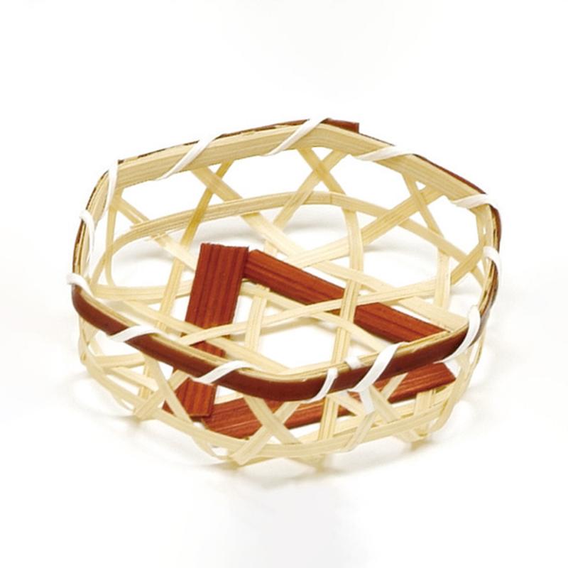 天然竹を使用した料理を彩る珍味かご。通気性が良く軽いのに丈夫で扱いやすい。和の雰囲気を演出し、料理を美しく彩ります。サイズ：65×65×25mm材質：天然竹重量：2g原産国／製造国：べトナム商品コード00820392メーカー名萬洋サイズ65...