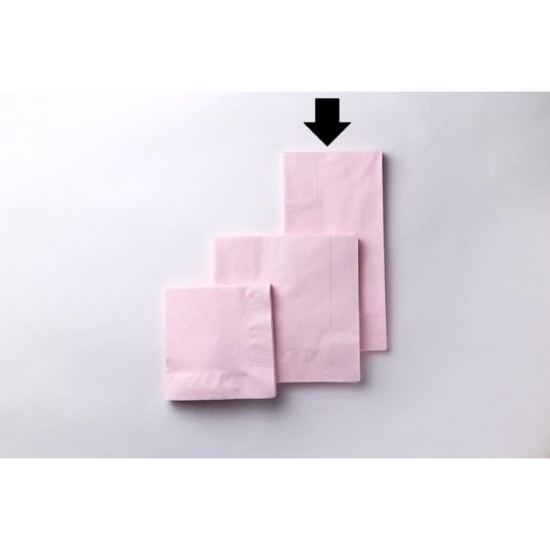 淡いピンクのひざ掛けナプキンです。サイズ：450×450mm材質：パルプ重量：6.9g原産国／製造国：日本商品コード00774551メーカー名オリエンタル紙業サイズ450×450mm材質パルプ重量6.90g関連商品(ケース)2P8ツ折りカラ...