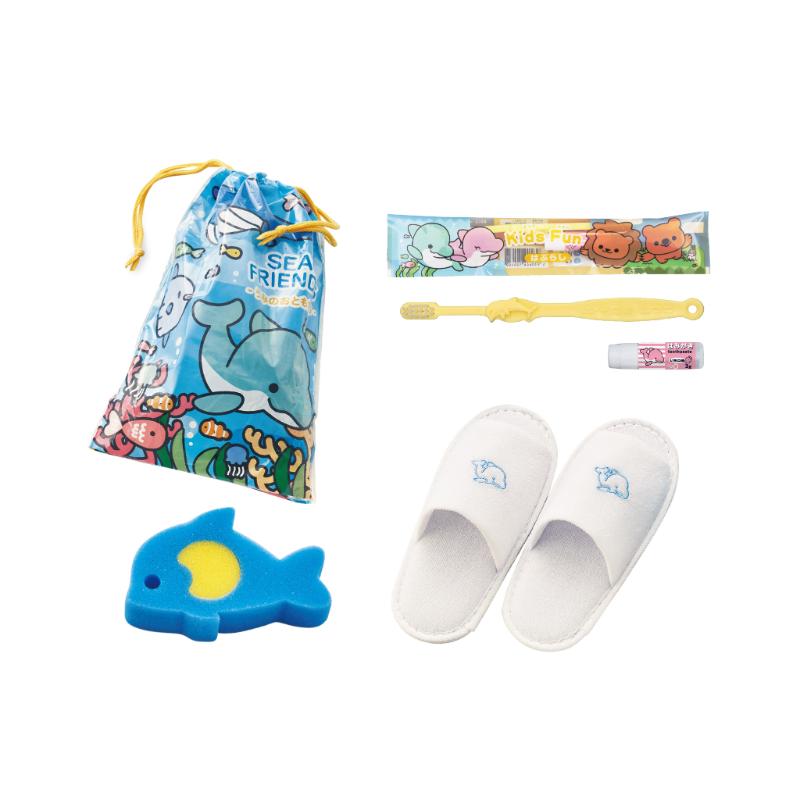 可愛らしいイルカのデザインの子供用アメニティセット。セット内容：ハブラシセット(キッズファン16穴)、ドルフィンスポンジ、ドルフィンスリッパ、巾着袋。サイズ：[巾着袋]260×180mm、[ハブラシ]145mm、[スポンジ]120×80×3...