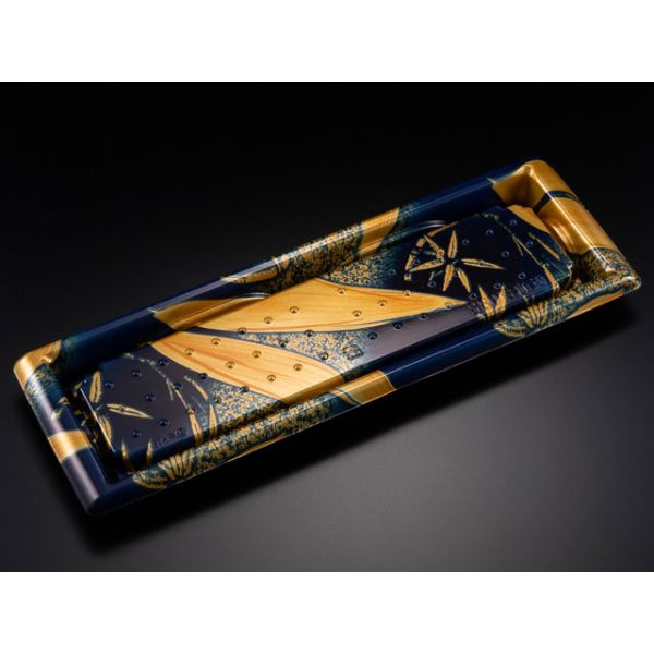 高価格帯の握りや刺身の高質感をより一層惹き立たせる洗練された重厚感ある「うつわ」。華やかに、鮮やかに、鮮魚や寿司を彩り売場で目を惹きます。本体のみ、蓋は別売りです。[盛付け目安]お寿司約8貫。サイズ：317×105×25mm原産国／製造国：...