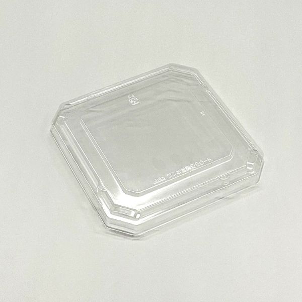高級感漂うワン折シリーズ。四隅がカットされた隅切りタイプ。重ねることができるので二段重にもご使用いただけます。※こちらの商品は蓋のみです。別売りの底、縁(フチ)の3点でご使用ください。サイズ：151×151×5mm材質：OPS重量：4.4g...