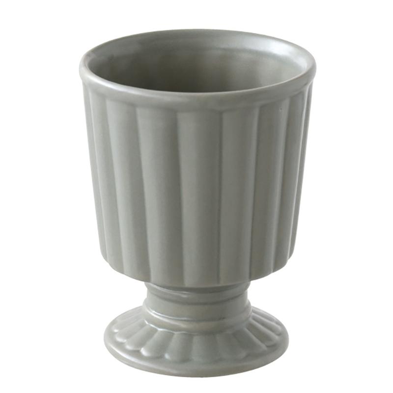 ゴブレット型の脚付きアレンジポットです。マットな質感とグレーカラーがどんな花にも合わせやすく、エレガントで洗練された印象に。エントランスや受付、ウエディング装花にもおすすめです。手作りの為、多少のサイズ違い・ゆがみ、色ムラが発生する場合がご...