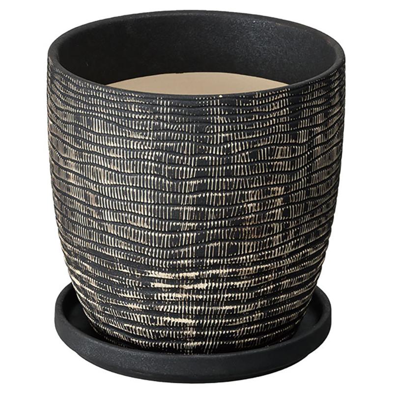 ブラウンカラーの陶器鉢(4号サイズ)です。ほどよい重厚感のあるボディに施した美しく繊細な格子模様が高級感を演出。観葉植物や多肉植物、季節の花をスタイリッシュに引き立てます。受け皿付きで水やりの管理も簡単。ギフト用や定番のグリーンアレンジにも...