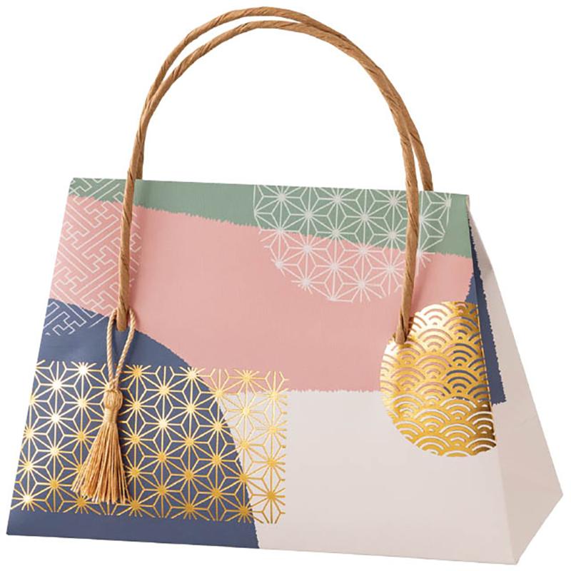 青海波や麻の葉柄などの和柄がお洒落にデザインされた華やかなハンドル付きの和風ペーパーバッグです。ポイントの金色のタッセルがより豪華さを引き立てます。ハンドルが自立するため手に取りやすく、お買い上げ後はそのまま持ち帰りいただけるのもポイントで...