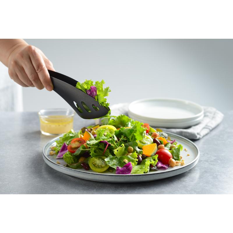 サラダボールの葉物野菜からコーンやクルトンまでつかめます。食器洗い乾燥機使用不可。サイズ：210×52mm材質：ステンレス鋼(クロム18％)(ふっ素樹脂塗膜加工)重量：126g原産国／製造国：日本メーカー品番：140300商品コード0084...