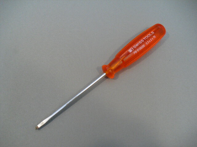 ●刃先は隅取り加工が施してあり、ネジの頭からはみ出さないようになっています。 特に皿ネジを扱う場合、ネジ穴まわりに引っかき傷が生じたり、すべってドライバーが押し出されたりしません。 適合ネジ M1.2 刃先厚 0.3mm 刃先幅 2mm 軸...