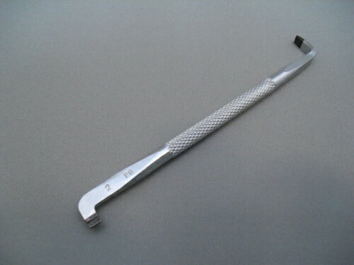 ●通常タイプのドライバーでは回すことのできない、スペースの限られた場所での作業に威力を発揮します。 ●両方の先端部はそれぞれ角度が異なっており、少しずつ回すことも可能です。 適合ネジ：M2.5 刃先厚X刃先幅：0.6X4.0 軸径：5φmm...