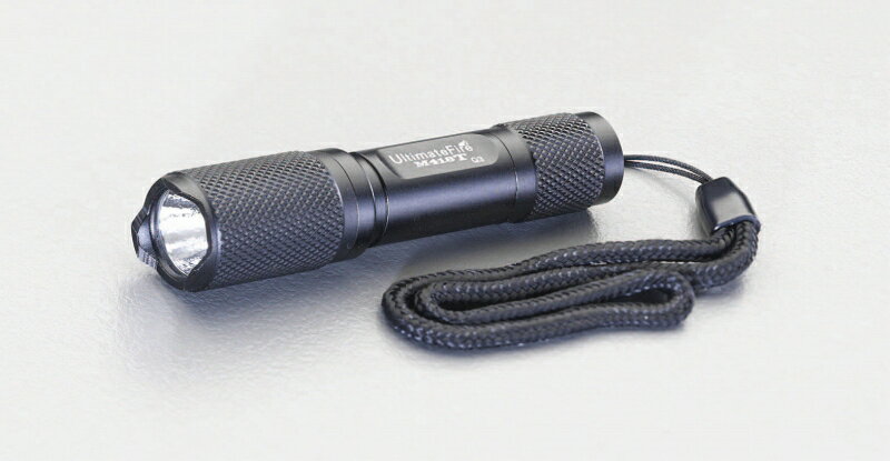 ●LED球搭載 ●明るさ…80ルーメン ●サイズ（ヘッド径x長さxグリップ径）…φ19x85xφ15mm ●持ったまま操作しやすいテールスイッチタイプ ●防滴構造 ●ボディ材質…金属部分にはアルミを使用 ●単4電池1本(付属) ●連続点灯…...