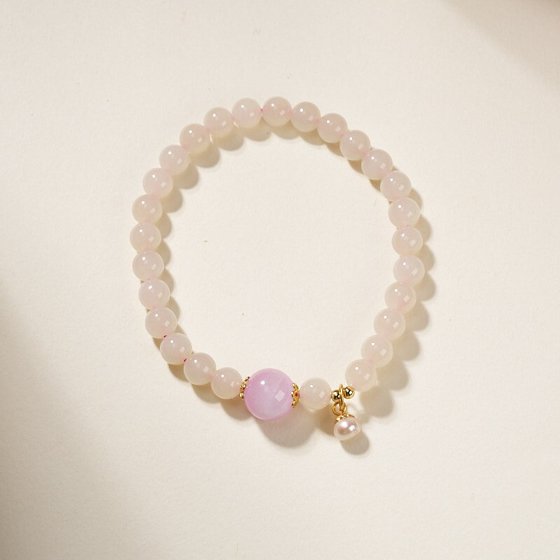 【Catch】 手元に、そっと運気を引き寄せる優しい輝き。 【Story】 和田玉・淡いピンク（6mm）をあしらった「潤い」のお守りブレスレット。 身につけることで、日常の運気をこっそり高め、前向きな気持ちをサポートします。 柔らかな淡いピ...