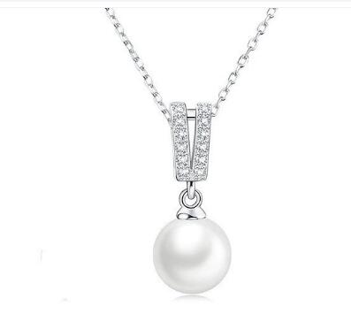 【Catch】 胸元に、上品な自信と輝きを添えるネックレス。 【Story】 淡水真珠とSv925を使用した「贅沢」シリーズのネックレス。 シンプルながら存在感のあるデザインで、日常の装いから特別なシーンまで幅広く活躍します。 光を受けて揺...