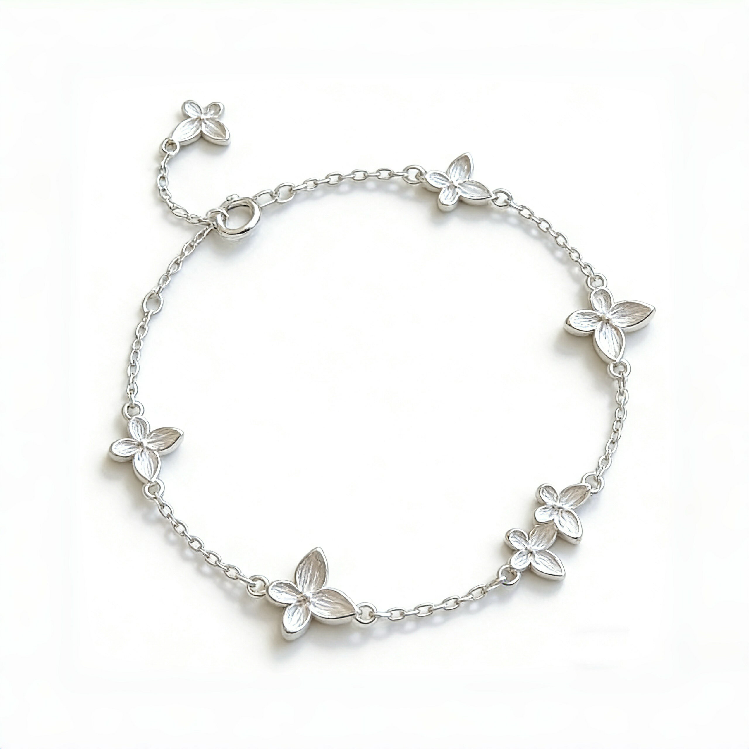 【Catch】 深呼吸するように、手元も軽やかに。 【Story】 細身のチェーンが、肌の一部のように自然に溶け込むブレスレット。 動きを妨げない軽やかな着け心地で、 忙しい日常の中でも、ふっと力を抜ける瞬間をつくります。 オフィスでもプラ...