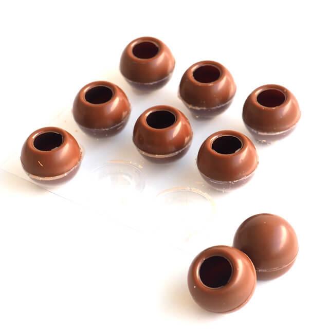 ガナッシュを流しこんで固めれば簡単にチョコレートトリュフが作れます。 ベーシックなトリュフやボンボンショコラの他、ロリポップタイプのチョコにもお使いいただけます。 サイズ： 直径26mm ■名称：チョコレート ■原材料名：チョコレート（砂糖...