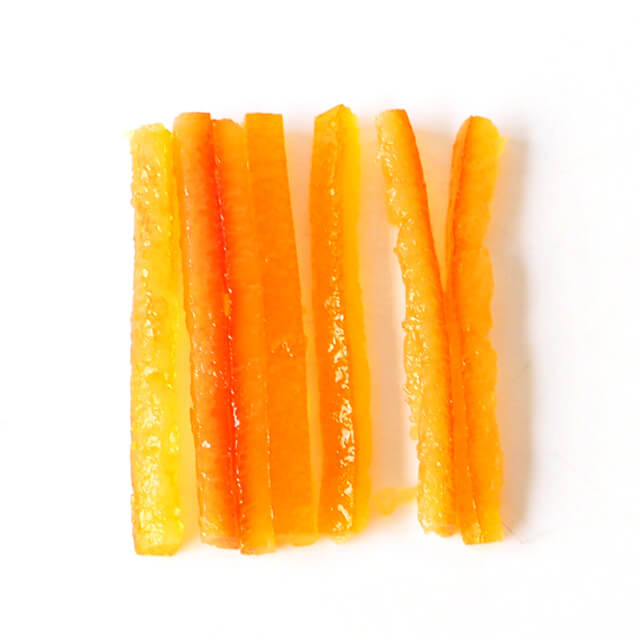 スティック状にカットしたオレンジの皮を水煮後、じっくりとシロップ漬けしたもの。色が鮮やかで、香り高く、柔らかい食感が特徴です。 お菓子のデコレーション、ショコラに浸してエギュイエットなどに最適です。 ■名称：オレンジの皮のシロップ漬（スティ...