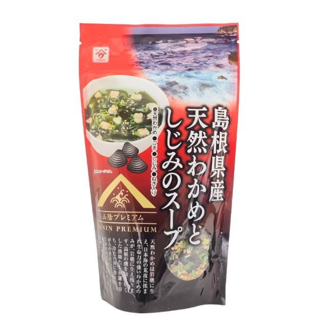 お湯を注ぐだけ！島根県産天然わかめを使用。 天然わかめは岩礁に生え、日本海の荒波に揉まれ生命力の強いわかめのみが、岩礁に生え残ります。島根の磯を知り尽した漁師たちが鎌を持ち、冷たい海に潜り昔ながらの漁法により採取したわかめを一枚一枚丁寧に加...