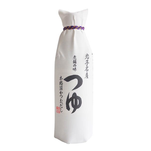 厚削りのかつお節から「だし」を取り、長期熟成させた丸大豆醤油とブレンド。職人が手間と時間をかけて作った、こだわりの4倍つゆです。 つけ汁には4〜5倍に、かけ汁には8〜10倍に薄めてご使用下さい。その他、天ぷら、お浸し、煮物、茶碗蒸し、イカの...