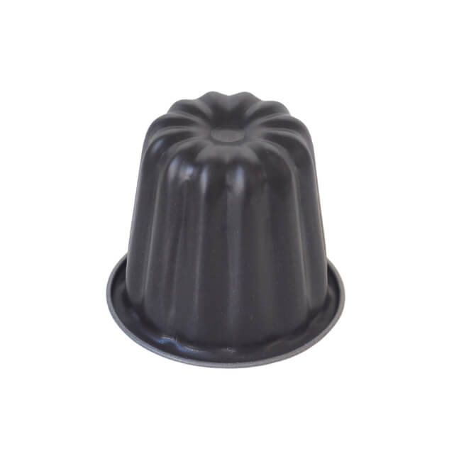 伝統あるフランス菓子・カヌレの型です。 型から抜きやすく、汚れ落としが簡単なフッ素樹脂加工を施しています。 ■材質:ティンフリースチールにテフロン加工 ■サイズ:約φ57×H56mm（内径）　容量：約105cc ■配送形態:常温 ※常温便・...