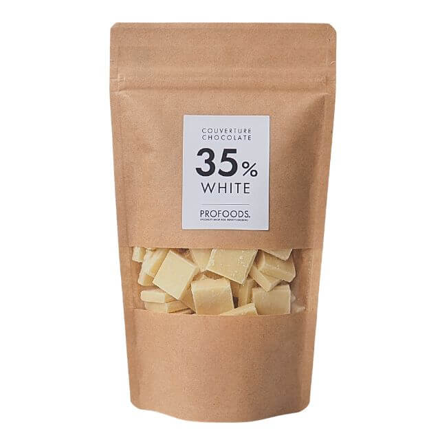 フランス産ミルクを主体に、良質なココアバターを使用。穏やかなカカオの香りと、甘さを控えた上品な味わいが特長のホワイトチョコレートです。 天然バニラを使用しています。 ひと粒のサイズ：直径20mm程度の正方形状 相性の良い素材：南国系フルーツ...