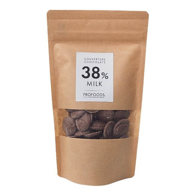 カカオのほどよい酸味とミルクのコクが美しく調和した、汎用性の高いミルクチョコレートです。 天然バニラのやわらかな香りが、味わいに奥行きを添えます。 ひと粒のサイズ：直径約24mm程度の円形状 おすすめ組み合わせ素材：オレンジ、アプリコット、...