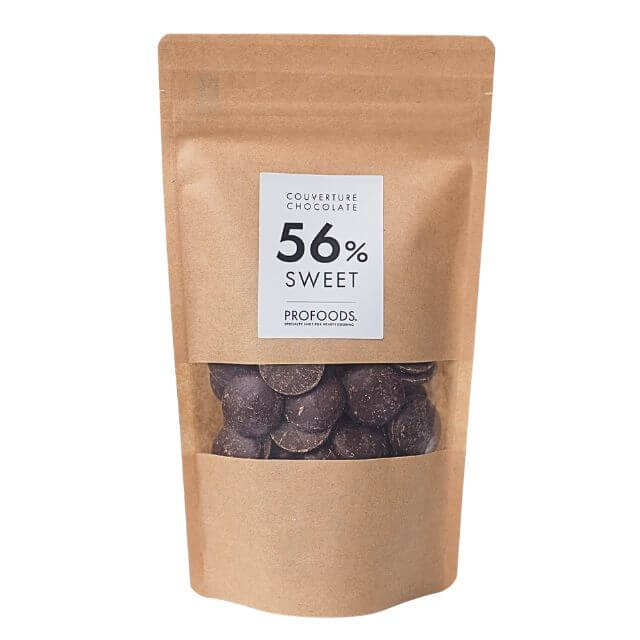 中南米産のフレーバービーンズをブレンド。すっきりとした風味の中にカカオの個性が感じられる、汎用性の高いスイートチョコレートです。 天然バニラを使用しています。 ひと粒のサイズ：直径約24mm程度の円形状 相性の良い素材：ナッツ、クルミ、キャ...