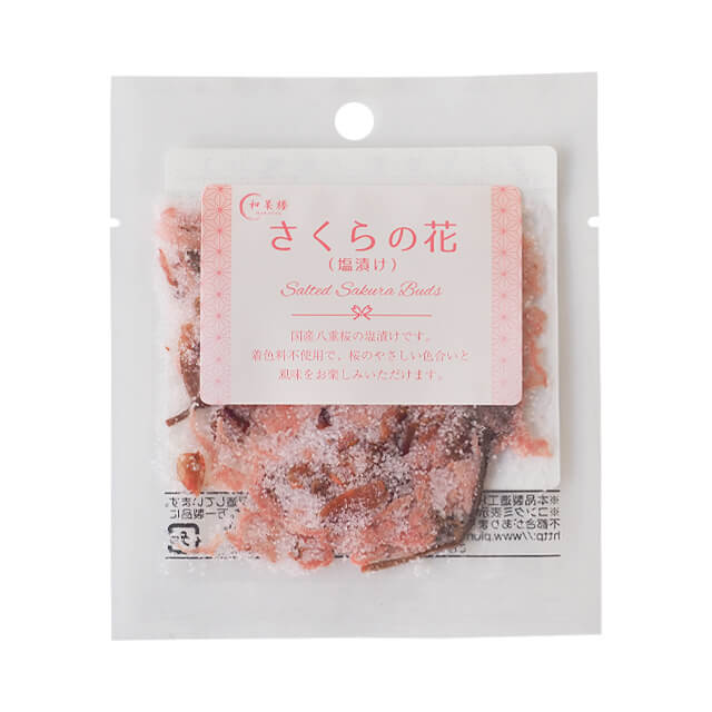 国産八重桜の塩漬けです。 着色料は使用しておりません。 かわいい桜の花は、色、風味ともに楽しめます。 お湯を注いで桜茶や塩抜きをしてからケーキや蒸しパン、お饅頭の飾りに。 ■名称:塩漬 ■原材料名:桜花(国産)、漬け原材料（食塩）/クエン酸...