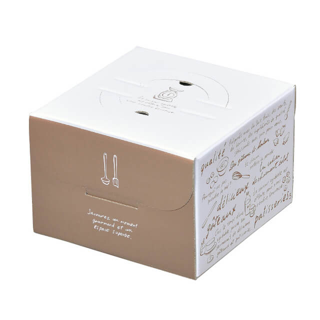 商品特長 キッチンツール柄の高さ13cmの手提げデコ箱です。 季節を問わずお使いいただけます。 ※直径15cm（5号サイズ）用。 ※天井に保冷剤ポケットがついています。 ※トレーは付いておりません。 仕様 ■サイズ：189×189×H130...