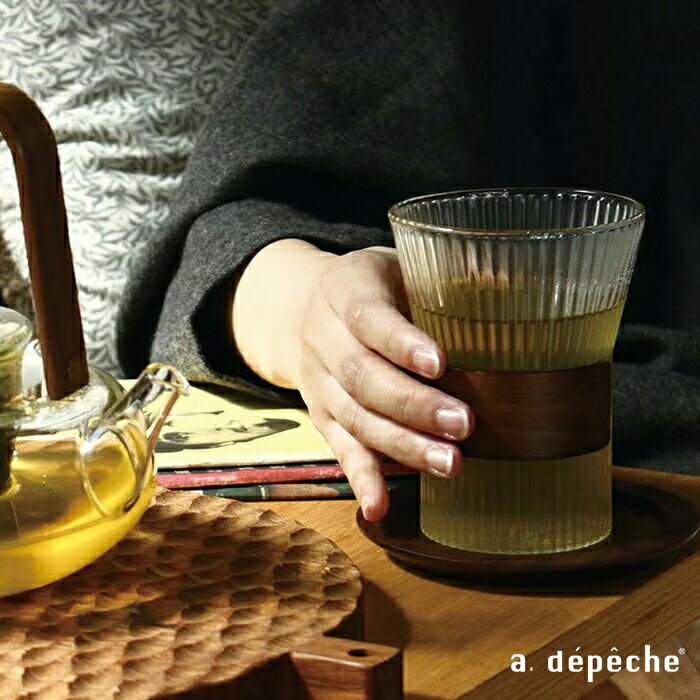 サイズ（目安） Φ8.4×H11.1cm 容量（目安） 300ml 重量（目安） 150g 材質 ホウケイ酸ガラス（耐熱温度差120℃）、ウォルナット（ラッカー仕上げ） 原産国 中国 使用区分 食洗機 ○、電子レンジ ○（スリーブ部分は使用...