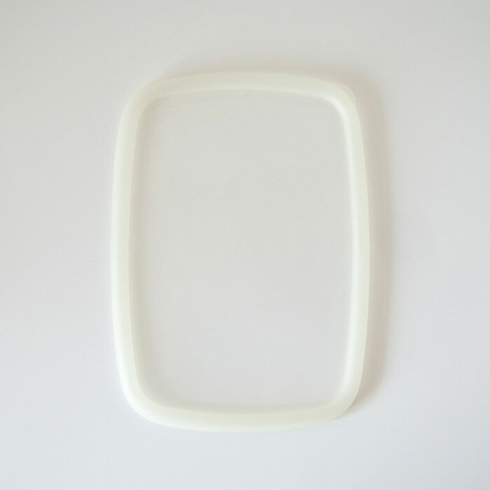 サイズ（目安） W21.0×D16.7×H1.0cm 重量（目安） 56g 材質 ポリプロピレン（縁：熱可塑性エラストマー） 使用区分 食洗機 ×　電子レンジ × 原産国 タイ ■ご確認ください ●漂白剤・食洗機は使わないでください。製品の...