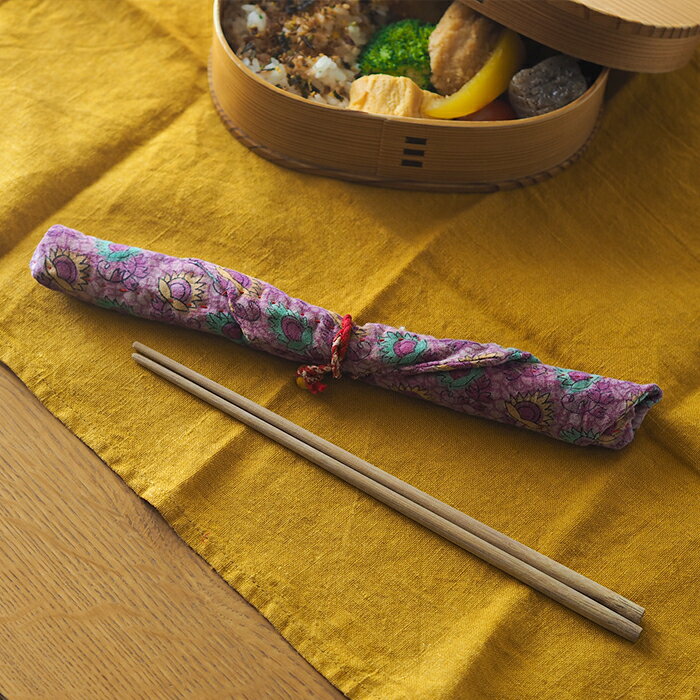 サイズ（目安） 箸：φ0.6×L23cm 箸袋：W16×L33cm 重さ（目安） 箸：11g 箸袋：22g 材質 竹、綿100％、ウッドビーズ 使用区分 箸：食洗機 × 箸袋：手洗いのみ （生地がリサイクル品のため、やさしく押し洗いをお勧め...