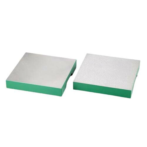 ●罫書台、測定台等として使用できます。●型番：105-3030●呼寸法(mm)：300*300●サイズ(mm)：300*300*50●リブ厚(mm)：7●重量(kg)：12●平面精度(mm)：0.038●仕様：機械仕上(K)●材質：鋳鉄(F...
