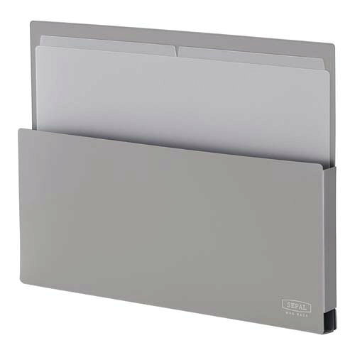 ●ポケットの表面はホワイトボードのようにメモや伝言などを書くことができます。●A4変形サイズの雑誌も入るワイドポケットです。●取り外しが可能な仕切りシート付きです。●仕様：ヨコ型●カラー：ライトグレー●入数：1個●材質：本体／再生PP、イン...