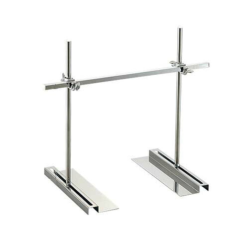 ●ウォータバス・オイルバス・ホットプレートなどの四角形の物の固定ができます。●スタンドの上に器具を載せるので転倒なども防ぐことができ省スペースで何処にでも設置することができます。●支柱の位置・本数を使用目的に合わせて選ぶことができます。●付...