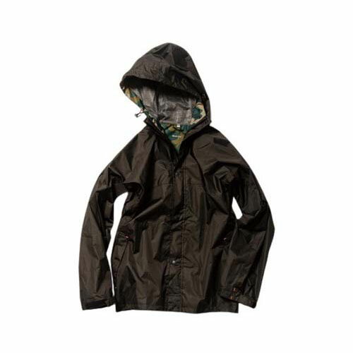 ●高耐水・高透湿レインスーツ●ロールアップフード●肩に縫い目がなく、水漏れを軽減するドルマンスリーブ加工●特殊な縫製により、脇が突っ張らない構造なので腕の上げ下げがとてもスムーズです。●左胸部には内ポケット付き。スマホや財布等、常に持ち歩く...