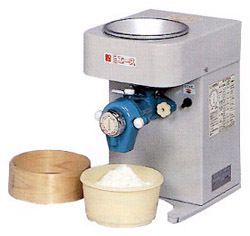 そば、米、うこん、生大豆　干し椎茸 薬草 、きび、干し小魚なども粉にできる万能タイプです。自家製米パン・そば打ちに！家庭用、卓上でも使えるコンパクトサイズ。*ワンタッチハンドルで、粗挽き細挽き思いのまま調節できます。*分解取りつけカンタン。...