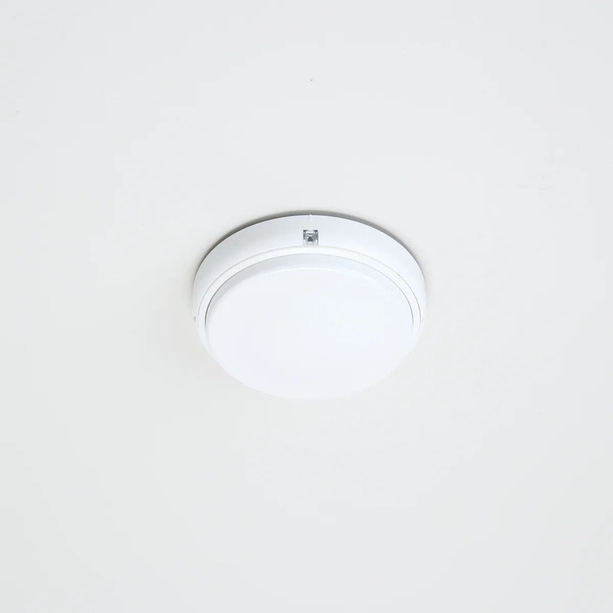 商品説明 ベースは別売りになります。(FZBJ014-R-4) FDP216-X・219A-X後継 商品詳細 メーカー 能美防災株式会社 型式 FDPJ206-D-X 名称 差動式スポット型感知器2種(室外表示灯回路付) 型式番号 感第22...