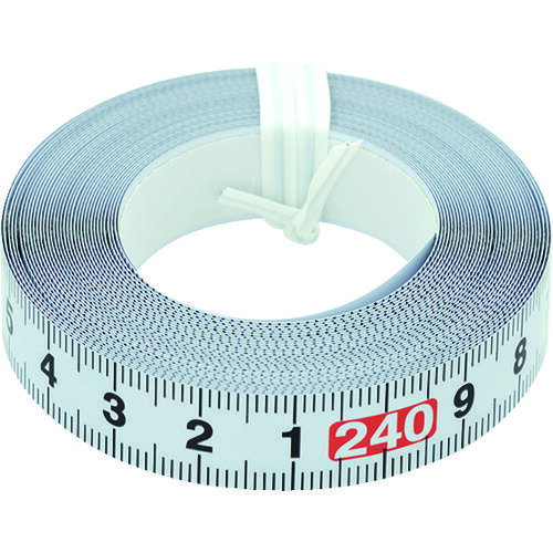 ●粘着テープ付フラットテープです。●カットが自由にできます。●数字を右から左に配置しています。●作業台、機械などへの取り付けに。●全長(mm)：5000●幅(mm)：13●厚さ(mm)：0.3●テープ幅(mm)：13●長さ(m)：5●目盛：...