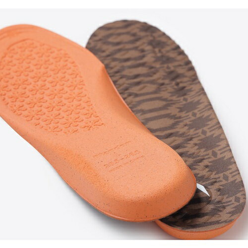 ●帝人フロンティアの吸湿発熱繊維「SUNBURNER(サンバーナー)」を使用したインソール。●吸湿発熱効果に優れた素材により、足裏からあたたかさを感じられます。●また、足裏と接する面に凹凸を付けることで、靴内の空気の循環を促し、ムレを軽減し...