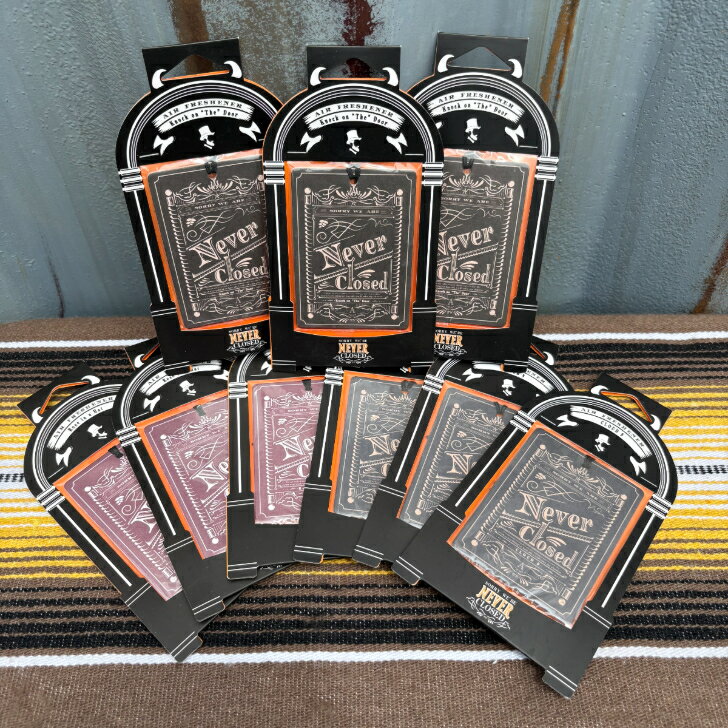 商品情報サイズW93×H174mm芳香持続期間約2～4週間【SORRY WE ARE NEVER CLOSED】 フレグランス　エアフレッシュナー アメ車 ローライダー Lowrider カー用品 芳香剤 おしゃれ 渋い 飾り 吊り下げ 付...