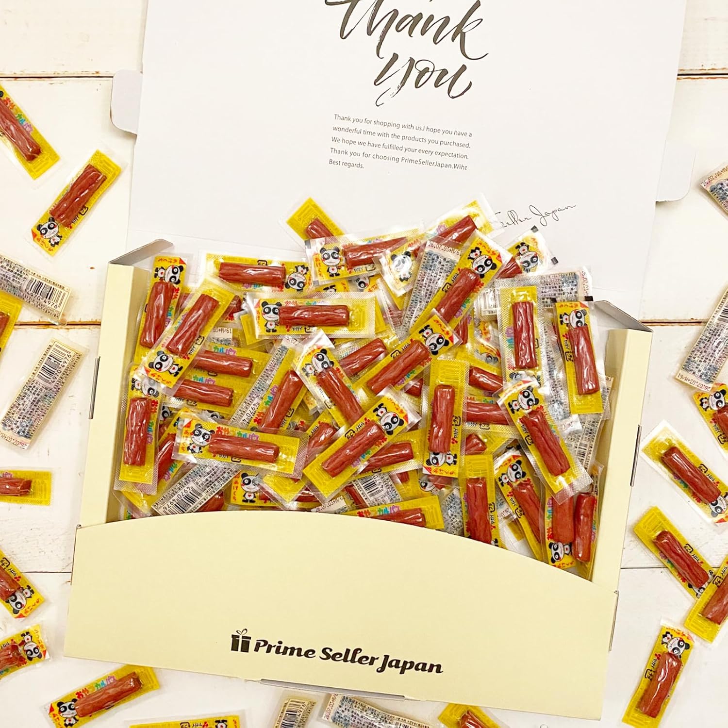 鶏肉と豚肉を使用し、ソフトな食感に仕上げた「ヤガイ おやつカルパス」をたっぷり50本詰め合わせたギフト仕様セットです。ひとくちサイズのドライソーセージは、しっかりとした味付けと食べやすさで、長年愛され続けているロングセラーの定番珍味。かわい...