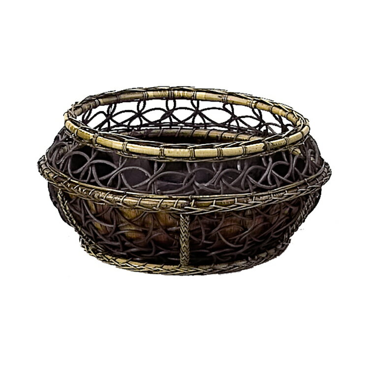 炭斗は、炉中に炭をつぐ「炭点前」の際に、炭や羽箒、火箸、鐶、釜敷、香合などを組んで運ぶための道具。 大きさ：φ28cm×高さ13cm