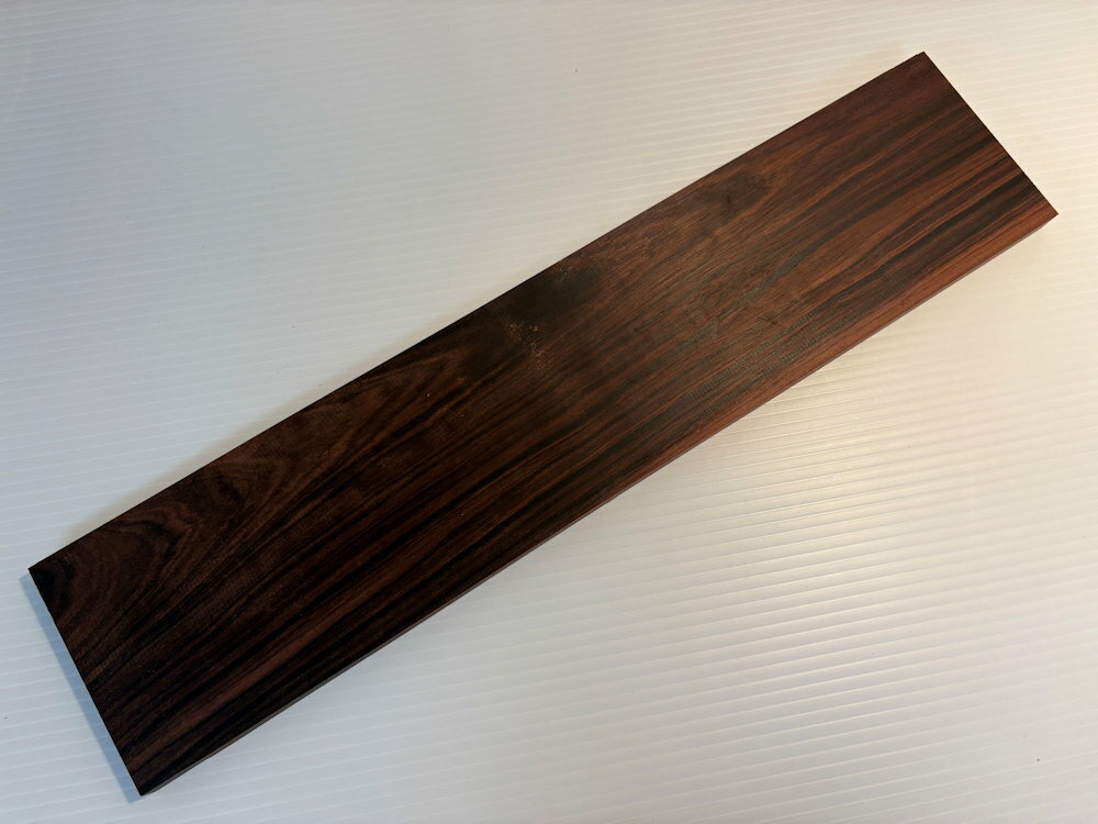 高級銘木として知られる黒檀の端材を、乾燥処理済みでご提供いたします。黒檀はその美しい黒褐色の木目と高い硬度、耐久性で知られ、工芸品やアクセサリー、DIYプロジェクトに最適な素材です。 商品の特徴： ・高品質な黒檀：選び抜かれた黒檀の端材を使...